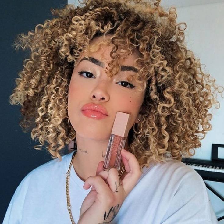 Saiba como usar o gloss labial transparente na maquiagem